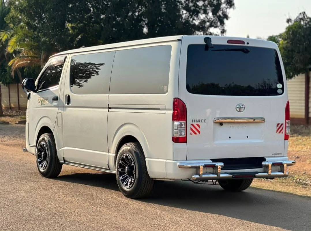 TOYOTA HIACE GL PACKAGE CLEAN COMBI FOR SALE - SAVEMARI