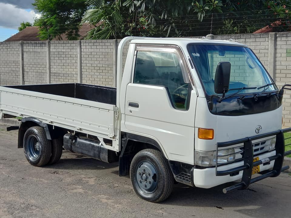 Toyota Dyna 2 tonne clean commercial truck for sale - SAVEMARI