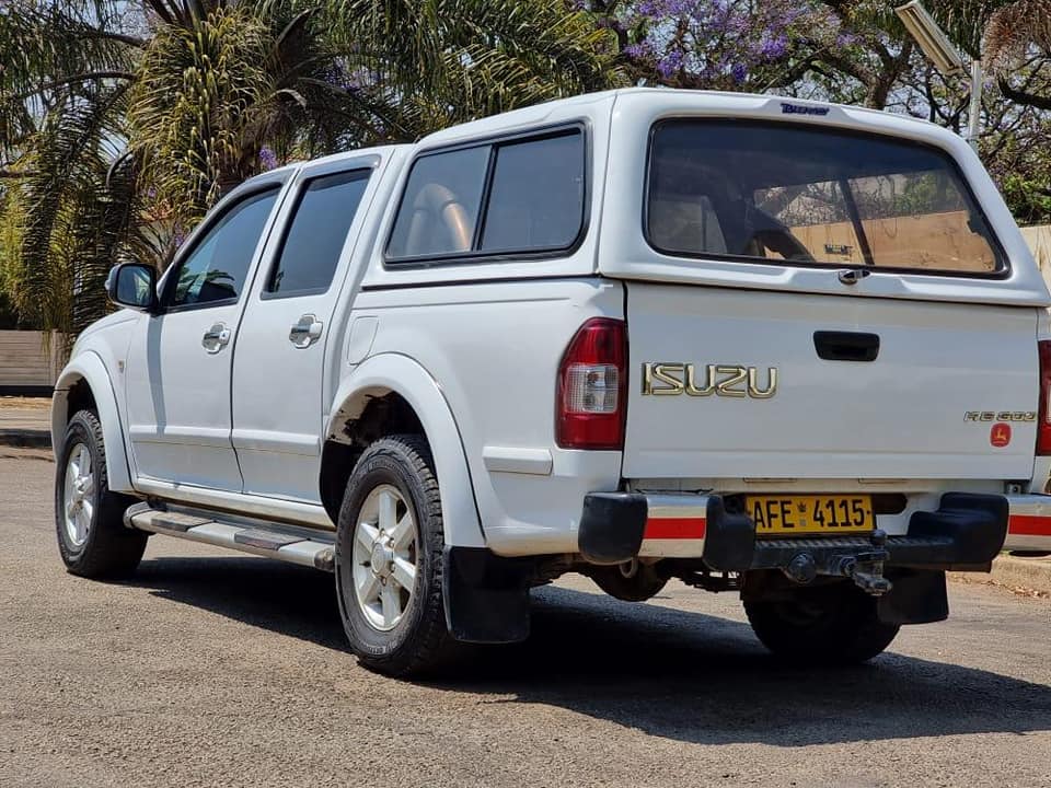 WHITE ISUZU KB300 LX 4×4 DOUBLE CAB RECENT IMPORT FOR SALE - SAVEMARI